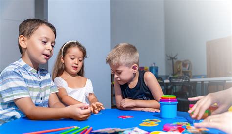 어린 마음을 위한 인지 발달 미취학 아동은 논리적 퍼즐을 풀고 수업 중에 배우고 성장하면서 논리와 소근육 운동 능력을 향상시키는 작업을 탐구합니다 4 5세에 대한 스톡 사진