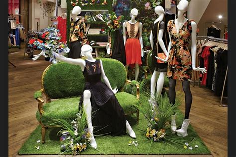 Artificial Grass Display A Creative Way Of Displaying Your Products