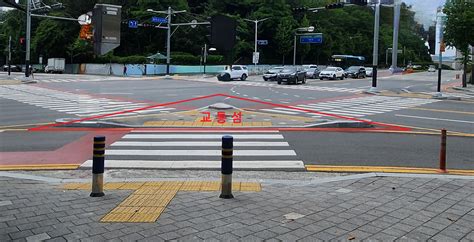 도로 위의 삼각지대 교통섬이 있는 횡단보도 우회전 일단 멈춤