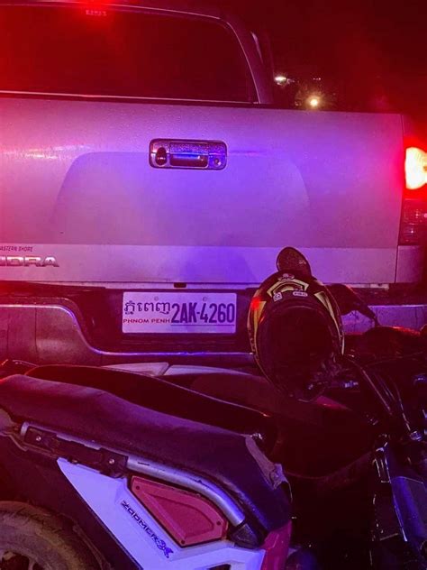 ផឹកស៊ីមិនឱ្យលុយបើករថយន្តបុកម៉ូតូខូចខាត៥គ្រឿងនិងរបួសមនុស្សម្នាក់ សារព័ត៌មាន នគរវត្ត