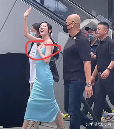 打脸！金星怒斥捂胸的女人不自信后迪丽热巴再次捂胸引热议 知乎