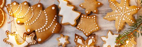 화이트 아이싱을 곁들인 맛있는 수제 진저브레드 쿠키 소박한 스타일로 완벽한 아름다운 선물 오렌지 콘 전나무 나뭇가지와 장식으로 조명 닫습니다 아늑한 홈 분위기 기치 0명에