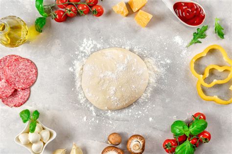 밝은 돌 배경에 이탈리아 피자를 요리하기 위한 세트 재료가 있는 신선한 반죽 상위 뷰 소시지에 대한 스톡 사진 및 기타 이미지 소시지 크로아티아 개념 Istock