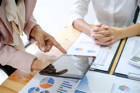 새로운 스타트업 프로젝트를 진행 중인 디자인 아이디어 전문 투자자를 만나는 비즈니스 피플 사무실에서 함께 계획을 논의하는 비즈니스 근로자 2명에 대한 스톡 사진 및 기타