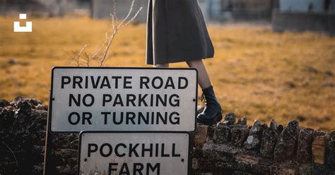 검은 긴 소매 드레스를 입은 여자가 해변 간판에 오신 것을 환영합니다 사진 Unsplash의 무료 물 위의 버튼 이미지