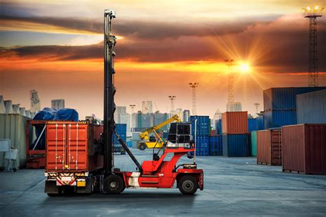 산업 컨테이너 화물 화물선 지게차 물류 가져오기 컨테이너 상자 로딩 처리 내보내기 및 수송 산업 개념 배경 건설 산업에 대한