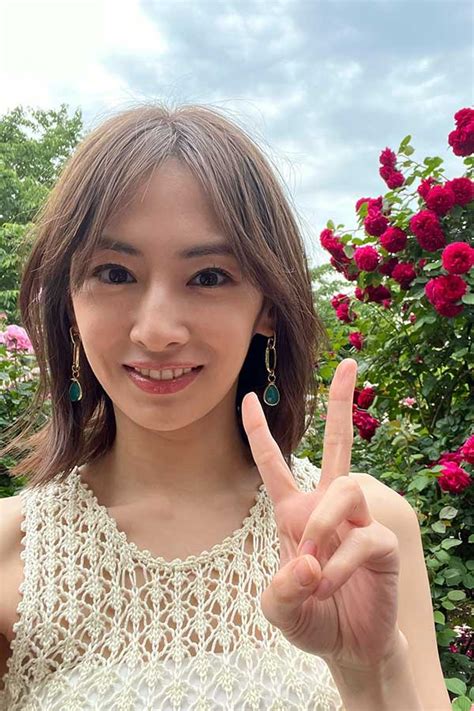 北川景子、花をバックにした自撮りを公開 「女神の笑顔」「オフショットでこの完成度」の声 Encount