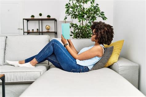 Jeune Femme Afro Américaine Souriante Confiante Lisant Un Livre à La