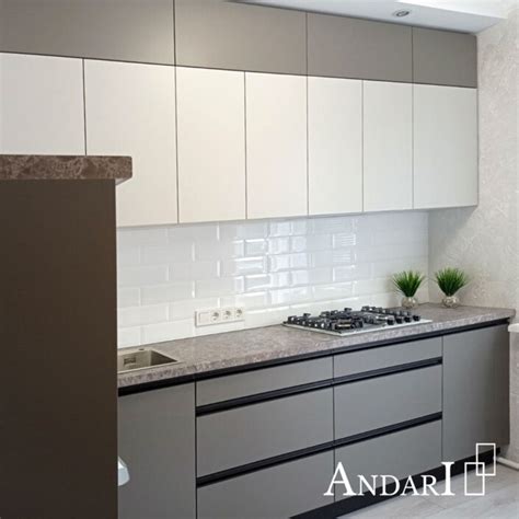 Угловая кухня до потолка с темными древесными фасадами из ЛДСП Egger Купить угловую кухню недорого