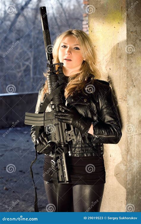 Ragazza Calda Con Una Pistola Immagine Stock Immagine Di Pericoloso