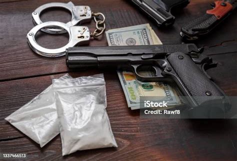 마약 마약 은 불법 사업 개념에 대한 마약 똥과 사용 체포 및 처벌 코카인 플라스틱 패킷 권총 미국 달러와 수갑 무기에 대한 스톡 사진 및 기타 이미지 Istock