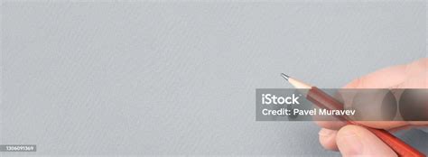 회색 종이 배경에 연필로 한 남자의 손 복사 공간을 복사합니다 회색 종이에 뭔가를 쓰는 연필로 손 배너 복사 공간 연필에 대한 스톡 사진 및 기타 이미지 Istock
