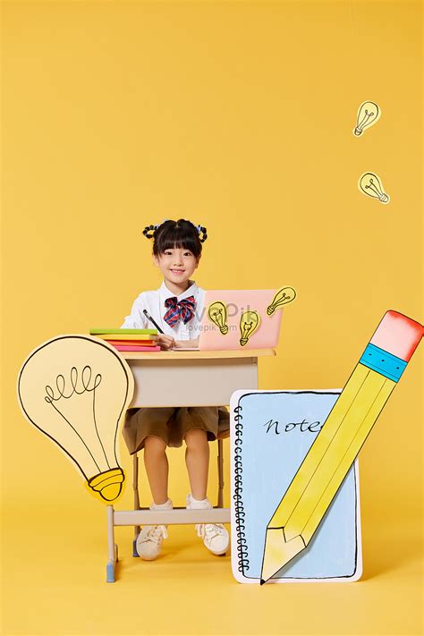 수업 시간에 살고 귀여운 소녀 공부 사진 무료 다운로드 Lovepik