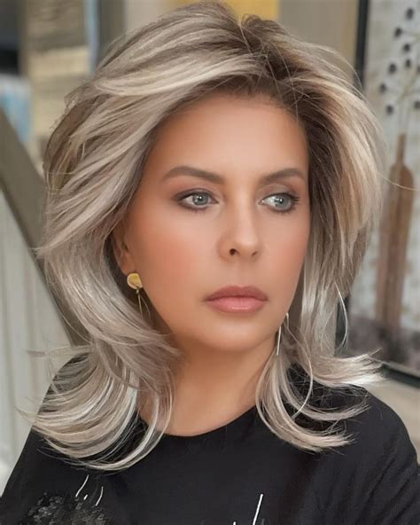 33 Most Flattering Medium Length Haircuts For Round Faces