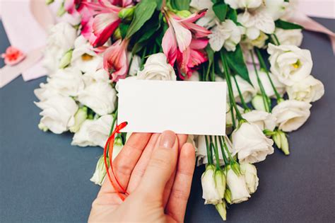 여성의 날 꽃 흰색과 분홍색 유스토마와 빈 카드와 알스트로에메리아의 꽃다발 휴일 선물 우주 International Womens Day에 대한 스톡 사진 및 기타 이미지