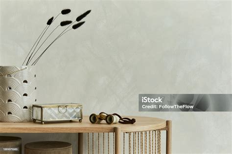 나무 콘솔에 꽃병 상자 및 개인 액세서리와 거실 인테리어 디자인의 미니멀 한 구성 공간을 복사합니다 템플렛 0명에 대한 스톡 사진 및 기타 이미지 Istock