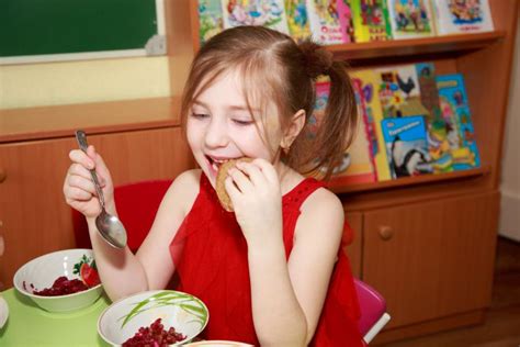 Почему нельзя заставлять детей доедать мнение диетологов новости еда ребенок советы