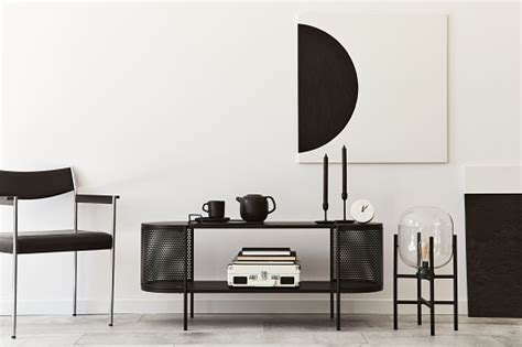 블랙 스타일리시 한 Commode 모의 예술 그림 램프 책 장식 및 가정 장식에 우아한 액세서리와 현대 거실의 인테리어 디자인