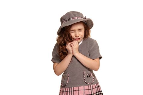 흰색 배경에 고립 된 포즈를 취한 길고 곱슬 한 머리카락을 가진 사랑스러운 어린 아이의 스튜디오 샷 갈색 머리에 대한 스톡 사진 및 기타 이미지 Istock