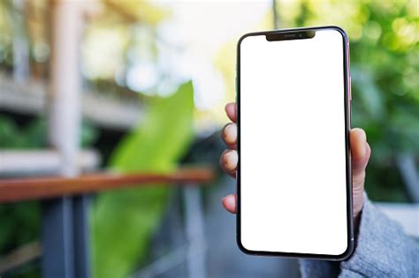 빈 데스크톱 화면으로 검은 색 휴대 전화를 들고 보여주는 손 가득 찬에 대한 스톡 사진 및 기타 이미지 가득 찬 공란 디지털 화면 Istock