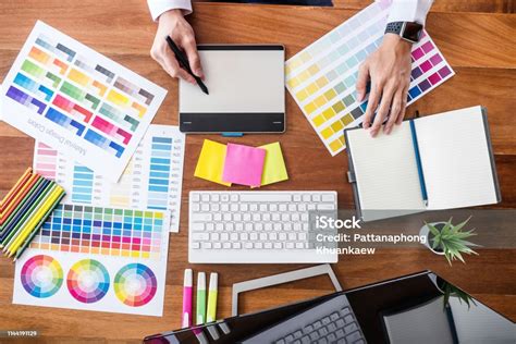 색상 선택에 작업 하 고 작업 도구 및 액세서리와 직장에서 그래픽 태블릿에 그리기 남성 창조적 인 그래픽 디자이너의 이미지 평면도 Cmyk에 대한 스톡 사진 및 기타 이미지