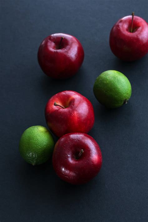 Malus Domestica 가을 시즌 감귤류 감귤류 오란티폴리아 건강한 생활 건강한 식생활 검은 표면 과일 과일