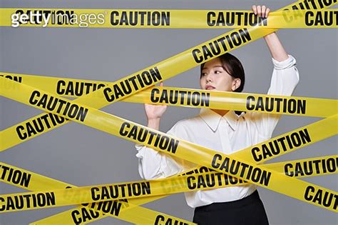 경계선 경고표시 심볼 노랑색 금지 격리 여성 불편함 어두운표정 번아웃증후군 스트레스 이미지