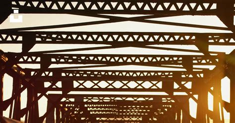 물 위의 다리 위를 여행하는 기차 사진 Unsplash의 무료 건물 이미지