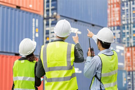 통신 장치 무 전기 야 마당에서 일 하는 아시아 컨테이너 관리자 통신 보고서 번호 확인 경제에 대한 스톡 사진 및 기타 이미지 경제 공사장 감독 기업 재무와 산업