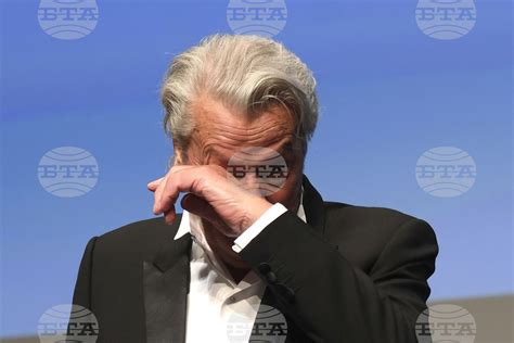 По малкият син на Ален Делон иска отмяна на последното завещание на актьора Утро