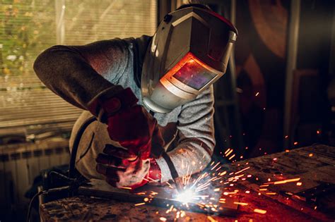 공장이나 작업장에서 용접기로 금속을 용접하는 남자 노동자 강철에 대한 스톡 사진 및 기타 이미지 강철 빨강 색상 이미지 Istock