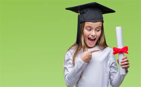 손과 손가락으로 가리키는 매우 행복 격리 된 배경 위에 학위를 들고 졸업 모자를 쓰고 젊은 아름 다운 소녀 가리키기에 대한 스톡 사진 및 기타 이미지 Istock