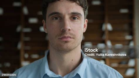 자신감 있는 젊은 슬프다 성인 백인 남성 화난 초상화 클라이언트 남자 사업가 학생 모델 수심에 잠겨있는 카메라 남자 포즈 비즈니스 사무실 심리 요법 정신 건강 캐비닛 방