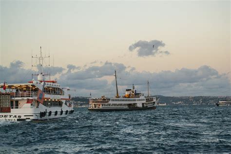 집 밖의 갑판 경치 관광 구름 기류 날씨 대중교통 모험 목적지 물 바다 바다 경치 바다의 배송 범선 보스포러스 해협 보트 선박 선적 차선