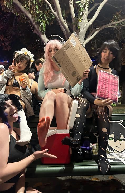 Cosplayer Hatsune Miku Ini Viral Karena Jual Jus Bekas Kaki Dicelup