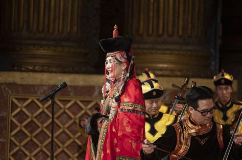 Морин хуурын чуулга Версалийн ордны хааны дуурийн театрт анх удаа тоглолт хийлээ