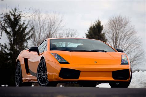 Download Stunning Lamborghini Gallardo In Motion Wallpaper