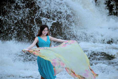 陡坎戏水女子的梦幻摄影图片人像摄影 忘记密码600 太平洋电脑网摄影部落