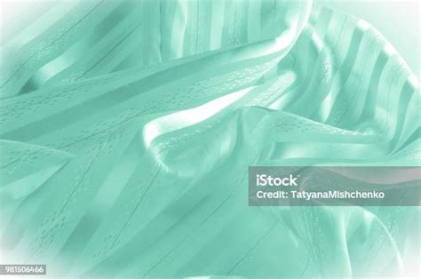 배경 질감 패턴입니다 가벼운 줄무늬를 가진 녹색 실크 직물입니다 녹색 천입니다 부드럽고 우아한 녹색 새틴 배경입니다 0명에 대한