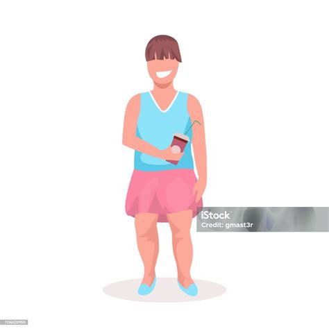 체중 작은 소녀 지방 크기 아이 서 있는 자세 지주 플라스틱 컵 건강에 해로운 라이프 스타일 개념 여성 만화 캐릭터 전체 길이