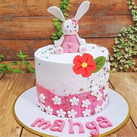 خرید و قیمت کیک تولد خانگی با تم دخترونه با عروسک خرگوش گل سفید فوندانت