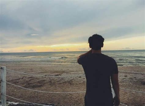 Gambar Cowok Di Tepi Pantai Foto Siluet Pria Dengan Ransel Berdiri Di Pantai Saat Golden Hour