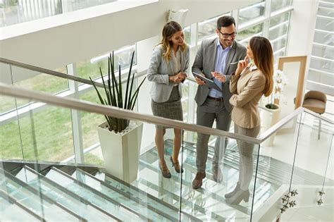 계단에서 디지털 태블릿을 통해 아이디어를 논의하는 젊은 비즈니스 사람들 업무 회의에 대한 스톡 사진 및 기타 이미지 업무 회의 3 명 계단 Istock
