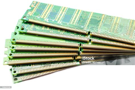 많은 랜덤 액세스 메모리가 클로즈업되어 있습니다 Ddr과 스드람 메인 스토리지는 서로다 많은 메모리 모듈이 흰색 배경에서 격리됩니다 컴퓨터 기술 개념 0명에 대한 스톡 사진