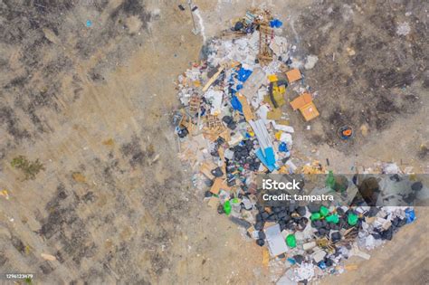 환경 오염에 산업 공장에서 빈 사이트와 쓰레기 더미 비닐 봉지 쓰레기의 다른 유형의 스택의 공중 보기 투기장에서 폐기물 처리 0명에 대한 스톡 사진 및 기타 이미지 Istock