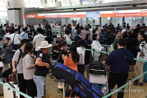 붐비는 인천공항 체크인 카운터 연합뉴스