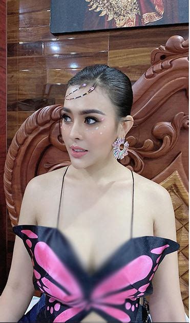 ម្លឹងៗហើយរកអីទៀត មេីលសម្រស់ ភរិយា ពូចក់ បានដឹងស៊ិ ច ស៊ី ញាក់សាច់ Khmerload Cambodia Latest News