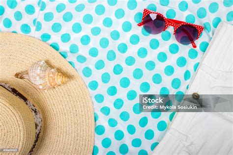 밀 짚 비치 여자의 모자 태양 안경 상단 보기 조개 반바지 텍스트 위한 공간 0명에 대한 스톡 사진 및 기타 이미지 0명 개인 장식품 노랑 Istock