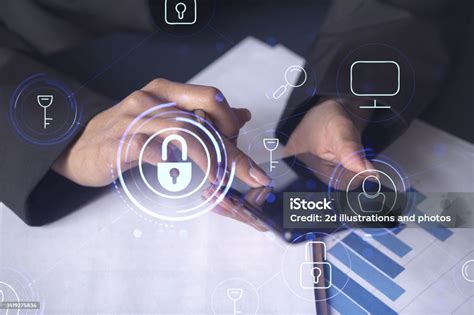 공식적인 착용을 한 사업가가 사이버 보안의 위험 가능성을 방지하기 위해 계약서에 서명하기 위해 전화를 확인합니다 작업 책상 위의 자물쇠 홀로그램 아이콘 Brand Name