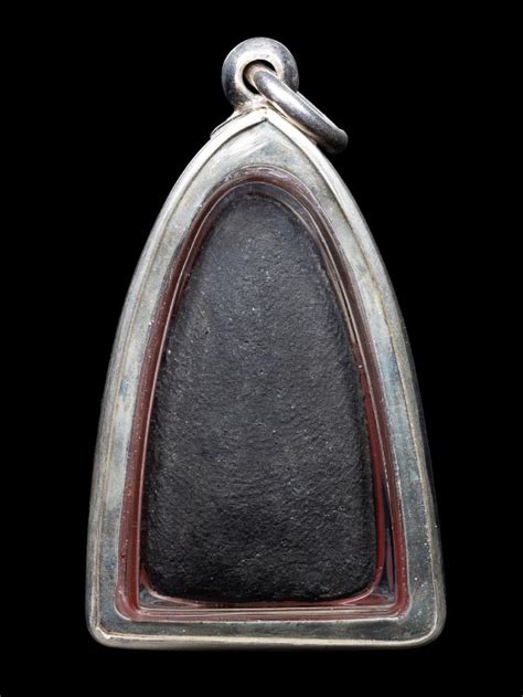 พระหลวงปู่ทวด เนื้อผงว่าน พิมพ์ใหญ่ ปี24 วัดช้างให้ จ ปัตตานี สภาพสวย เลี่ยมเงินพร้อมใช้